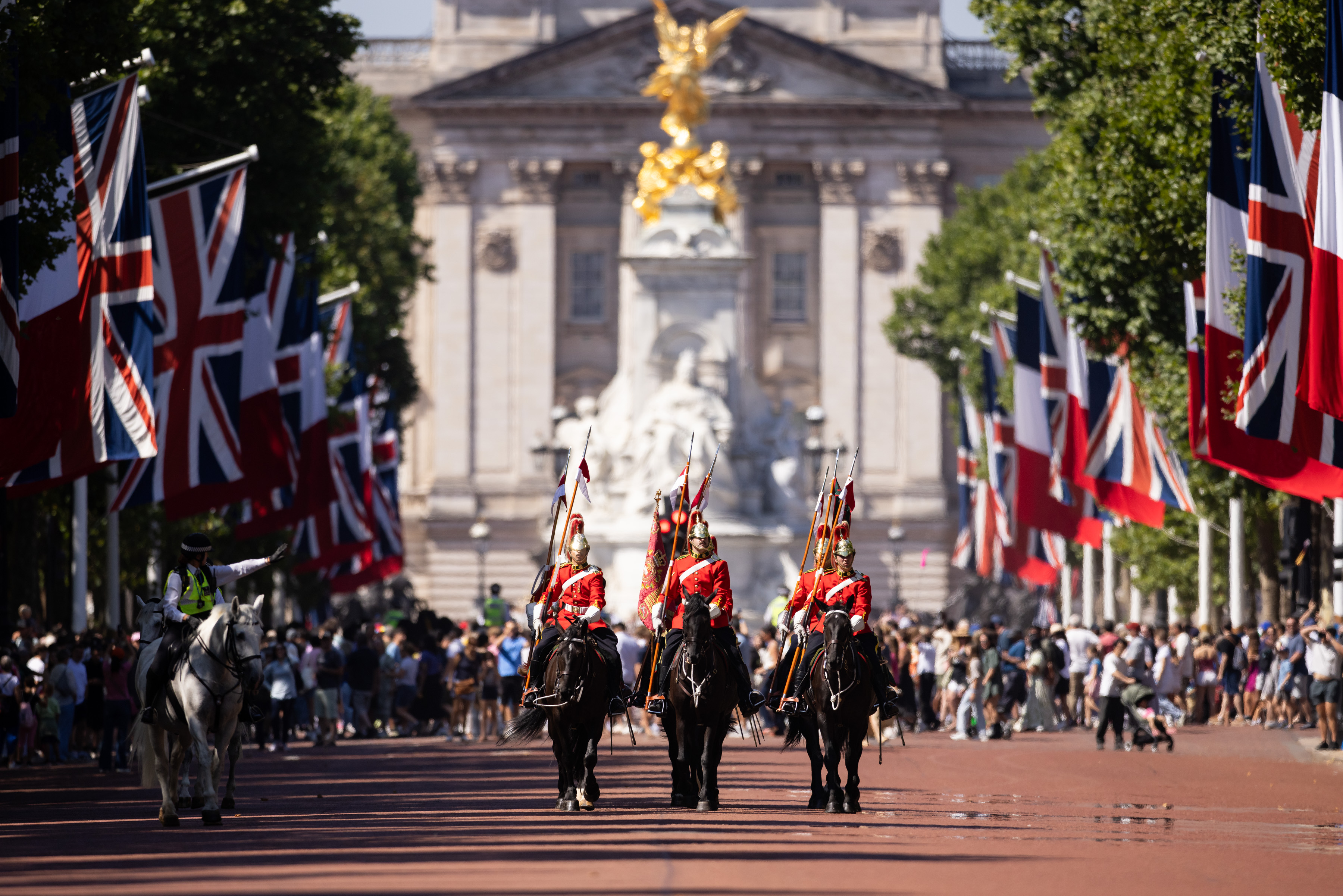 Canadian armoured regiment steps in as The King’s Life Guard | The ...
